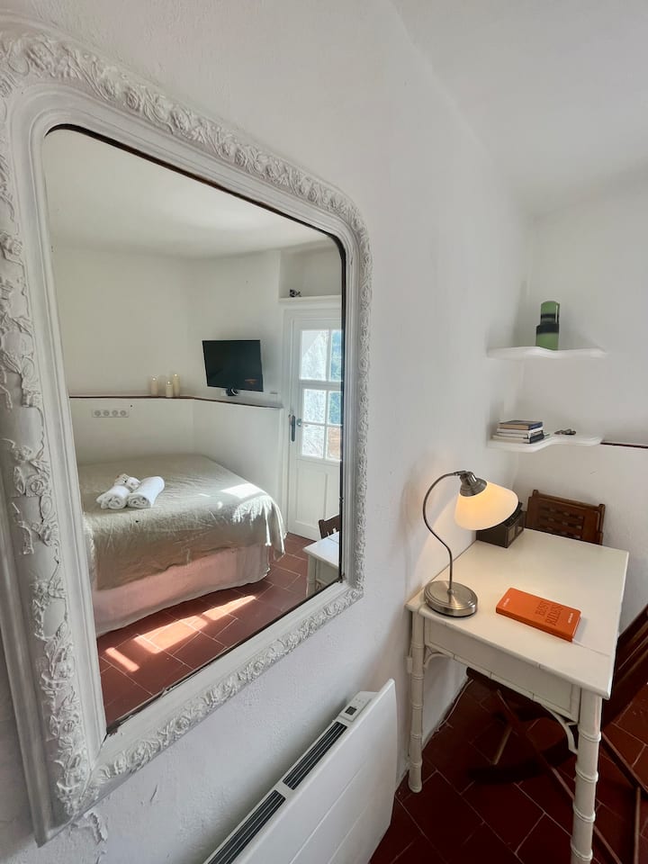 Cosy And Comfy Studio With Sea View - Vence