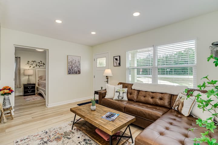Farmhouse Inspired Home W/ King Bed Near Disney - Lakeland, FL
