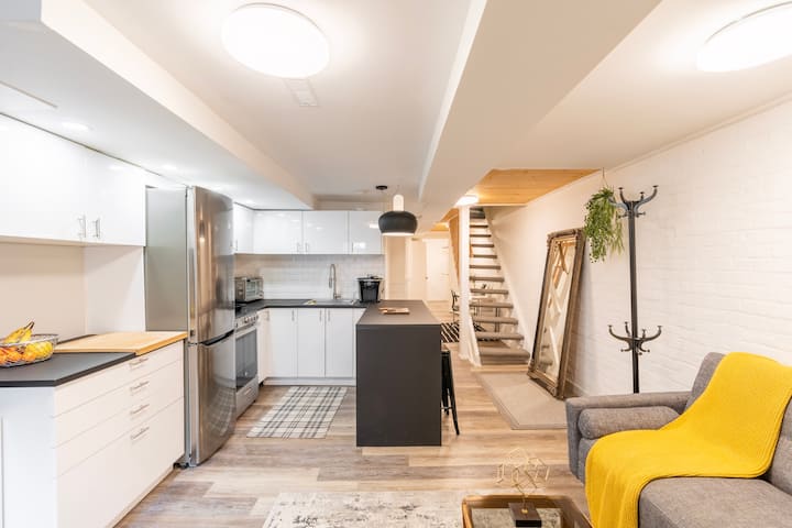 Bright Apartment In Casa Loma - Toronto