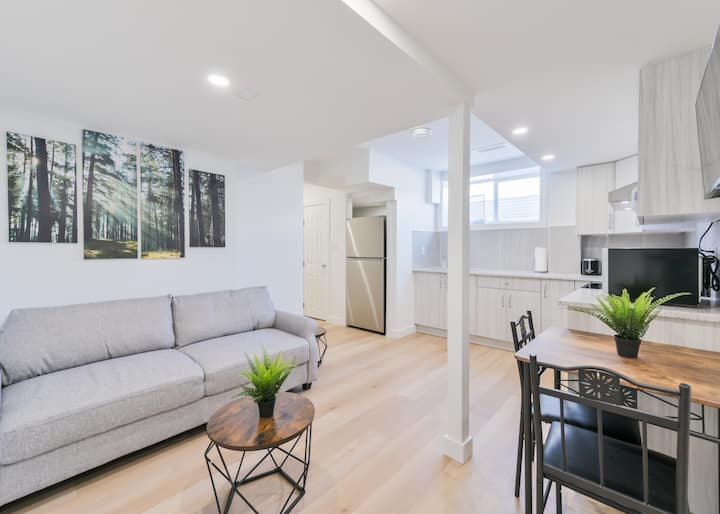 Charming Suite | 10 Mins To Airport | Roku Tv - Calgary