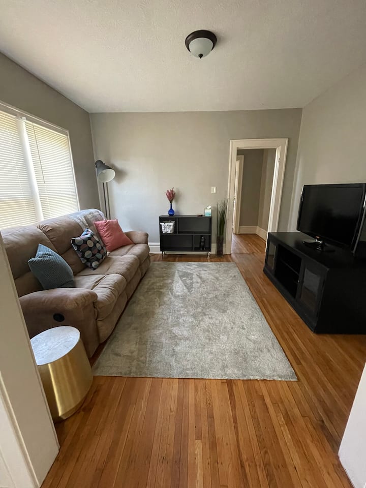 Conveniently Located 2 Bed Home With Office - Columbus, OH