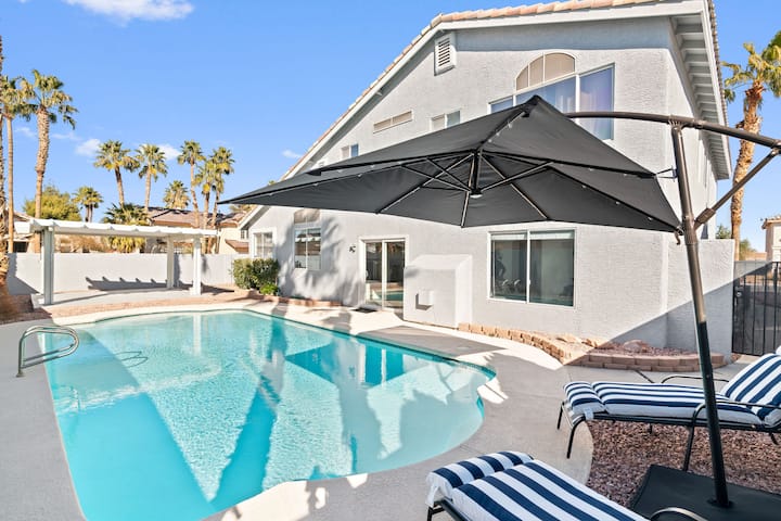 Vegas Luxury: King Suite, 10 Beds, Pool, Poker Gem - Las Vegas, NV