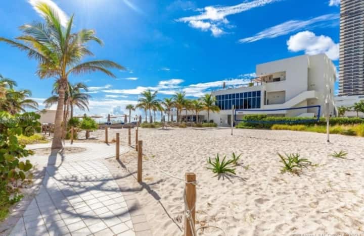 Amazing Beachfront  2br/ 2 Bath Condo 15th Floor - Hollywood, FL