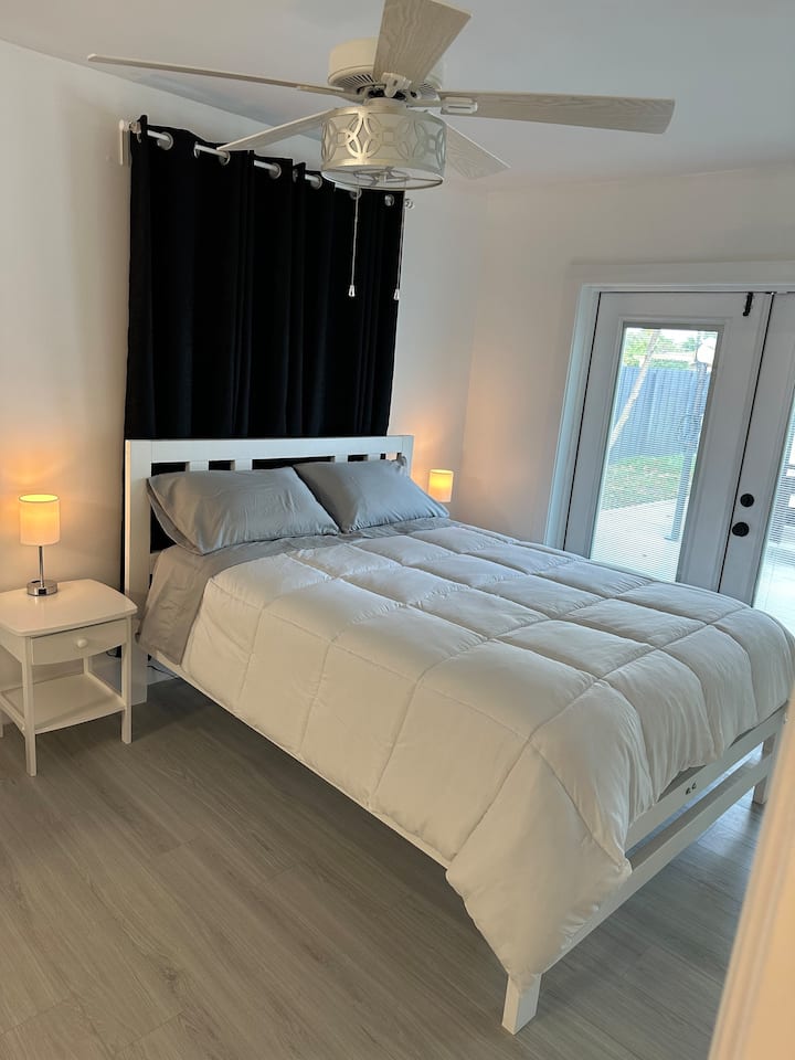Cozy Studio W/ Private Entrance, Bathroom & Pool - Pompano Beach