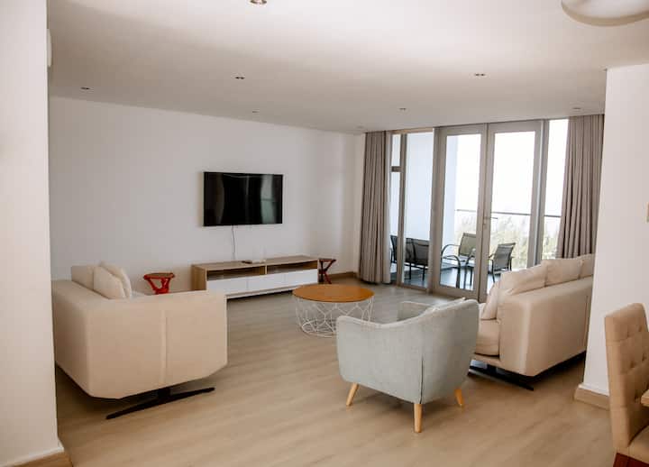 Beachfront Luxury: Exquisite Retreat Above Mall - Maputo
