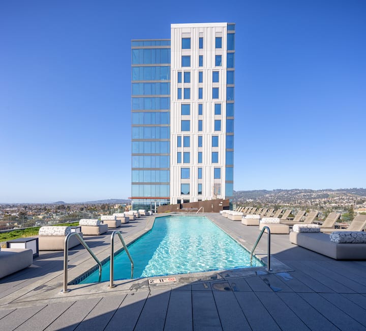 Luxury Highrise Near Sf | Fast Wi-fi, Gym, Pool - Oakland