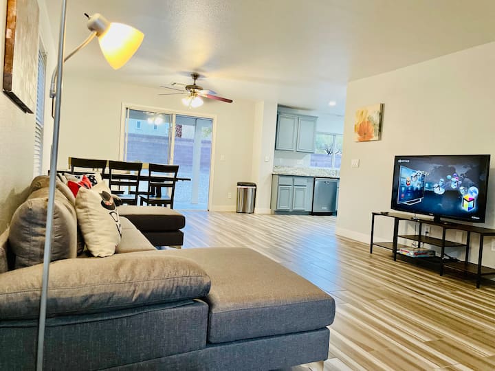 Stunning 5br Mint Retreat Office & Accessible Bath - Las Vegas, NV