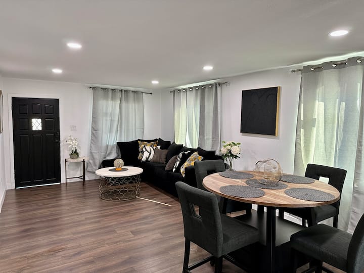 South Gate Beautiful Home - Downey, CA