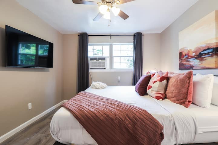 Your Montrose Marshal | Sleeps 12, 6br, 6ba, 4pa - Houston, TX