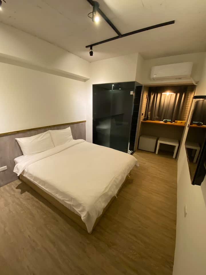 (全新)台中逢甲黑色雙人房, 有電梯/冷暖氣/夜市五分鐘/免費寄放行李。 - 西屯區