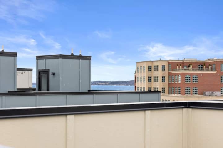 Downtown Tc Condo W/ Bay Views + 0.3 Mi Beach - Traverse City, MI