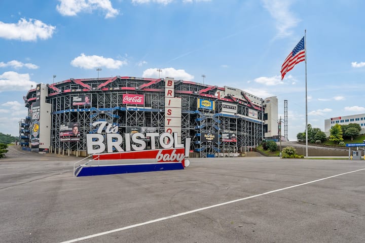 Stunning 2 Bed Across From Bms! - Bristol, TN