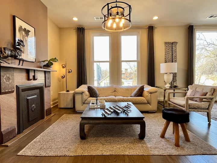 Elegant Modern-luxury Condo In Popular West Town - Chicago, IL