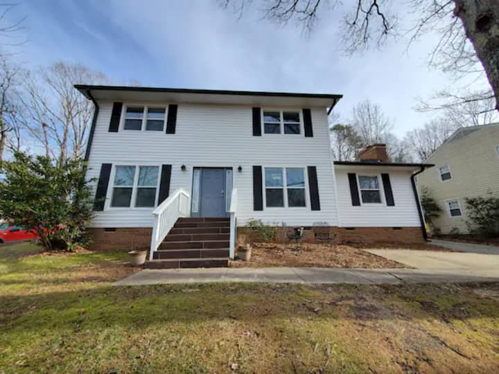 Spacious Home - 10 Min To Many Local Attractions - Charlotte, NC