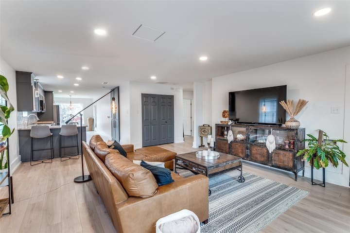 Cozy Comfort | King Bed • Pet Friendly • Parking - Cultural District - Fort Worth