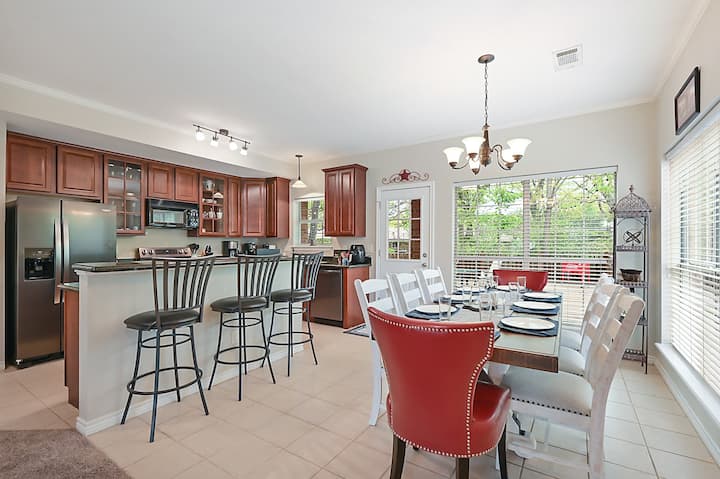 Lone Star Haven ~ Aggieland Vacation Rentals - Bryan, TX