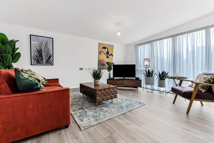 Earthy Elegance: Nature Inspired Flat In Prime Location - Victoria Station - London