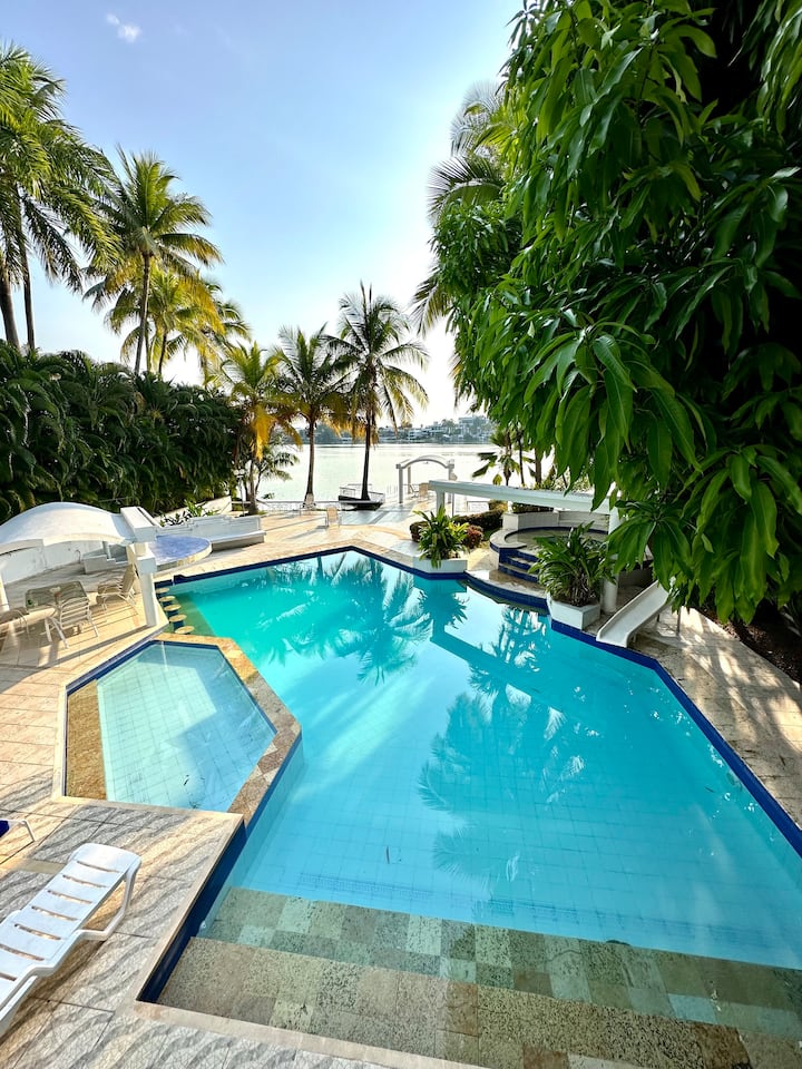 Casa Sobre El Lago En El Peñon - Girardot