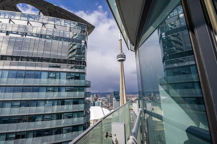 Panoramic Waterfront Skyline View + Free Parking - Toronto