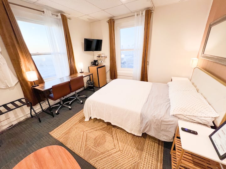 Hermosa Beach Pier Private Room - Redondo Beach, CA