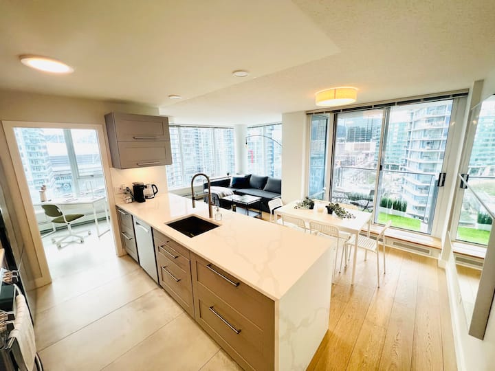 Spacious 2b+2b W/parking,pool,gym,sauna,a/c - Vancouver