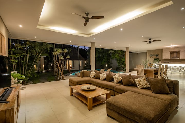 Spacious And Stylish Villa - Seminyak