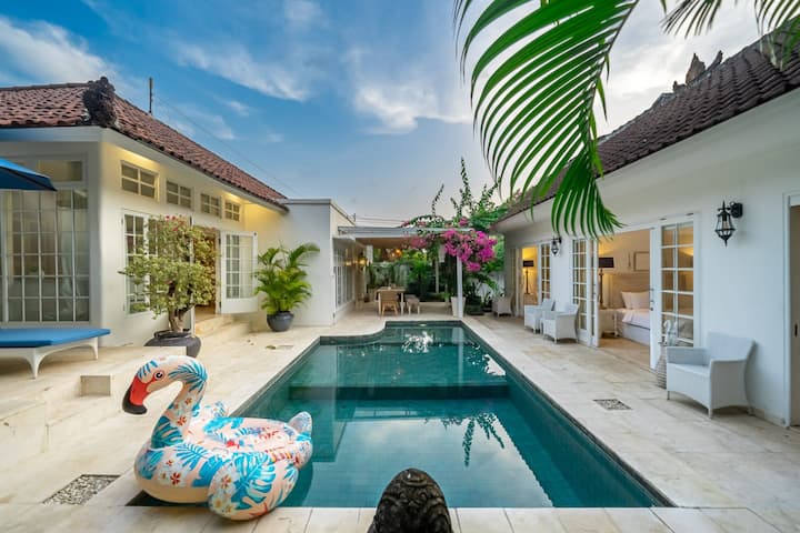 Dazzling White 4br Villa In Canggu Neighborhood - Canggu