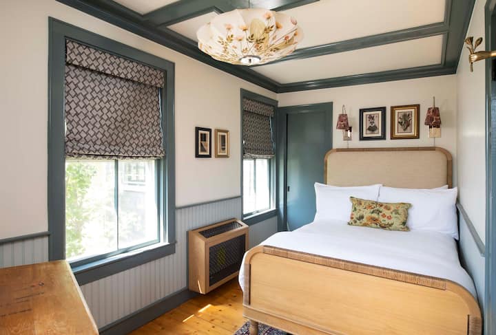 Floral Quarters In A Locally-rooted Boutique Hotel - Nantucket, MA