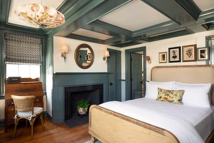 Deluxe Queen In A Locally-rooted Boutique Hotel - Nantucket, MA