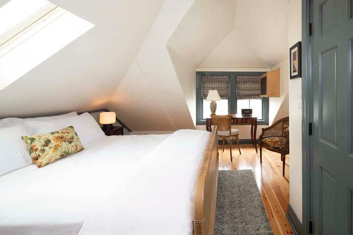 Cozy King In A Locally-rooted Boutique Hotel - 南塔克特