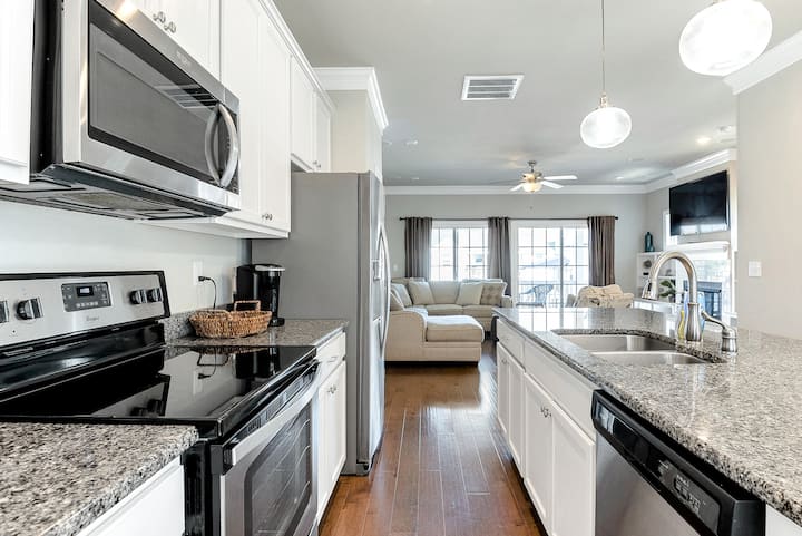 Vb Vibe District + Walk To Beach! Family Friendly! - Virginia Beach, VA