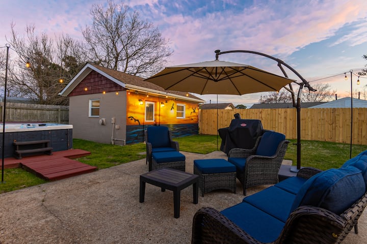 Hot Tub + Walk To Beach! Fully Updated + Spacious - Virginia Beach, VA