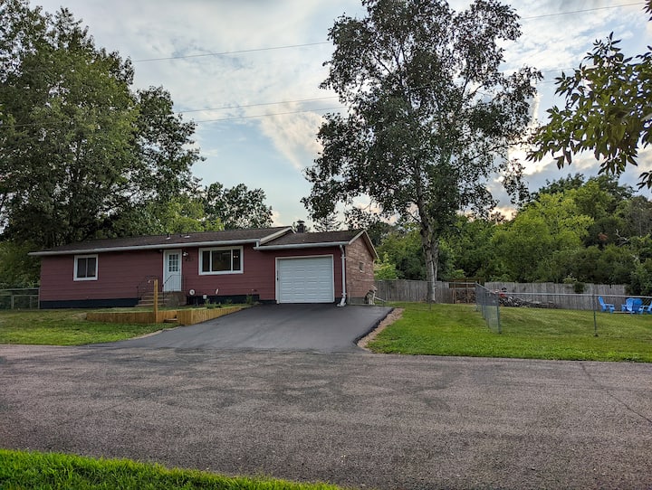 Peaceful, Pet Friendly, Large Fenced-in Yard - Crosby, MN