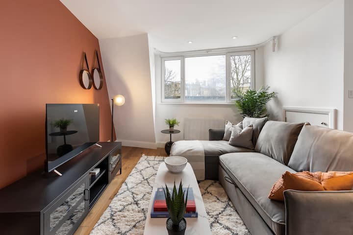 City Chic: Elegant Flat In A Prime Location -