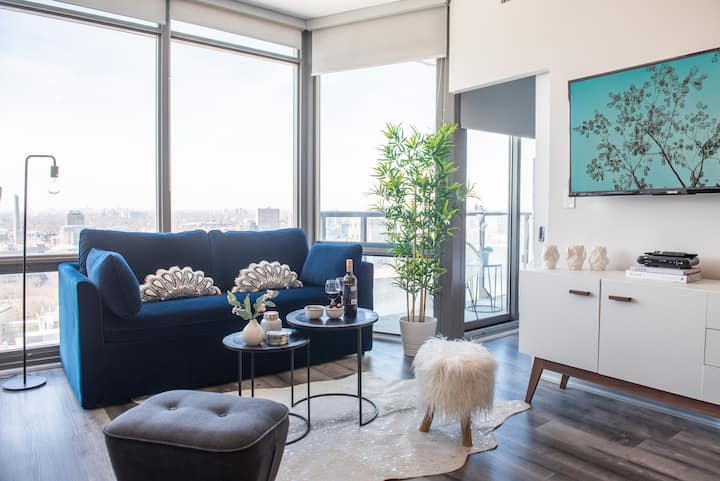 50% Off Professionally Designed Luxury 2bdr Condo - Toronto