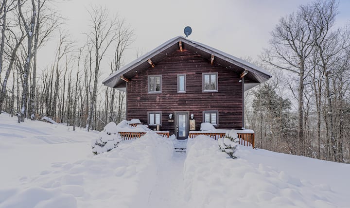 Cozy 4br Chalet W/ Hot Tub + Game Room - Sainte-Agathe-des-Monts