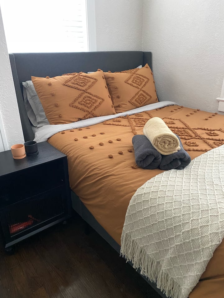 Retro/oversized Studio - Kansas City