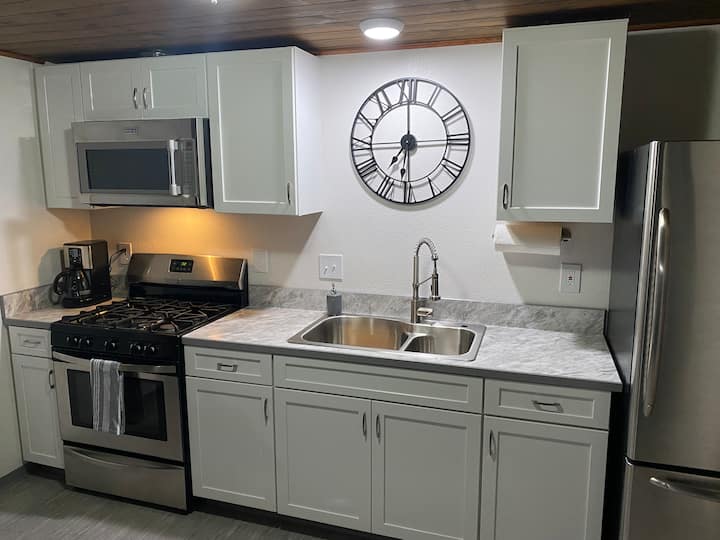 Noble Manor Private Suite #4 - Barstow, CA