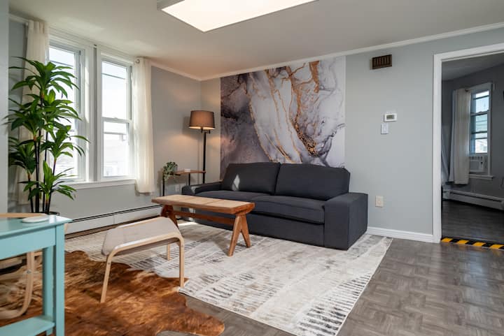 Soothing Downtown Flat / Riverview Queen Bed #3/3 - Lowell, MA
