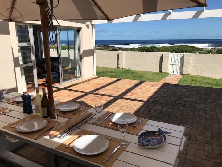 La Mer, A Beautiful Seafront Home. - Hermanus
