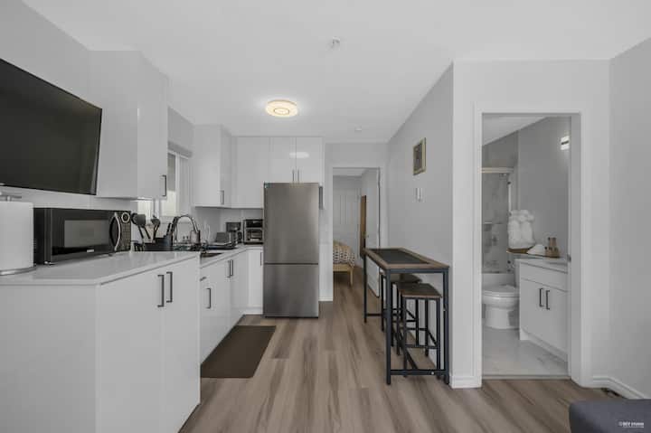 Cozy Private One Bedroom - Vancouver