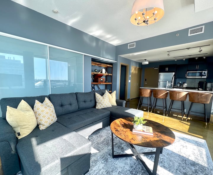 Best *Stampede* Location 1b Condo+free Parking! - Calgary