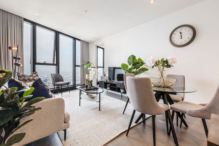 Queens Place | Classy Lvl 69 Apt W Skyline Views - Melbourne