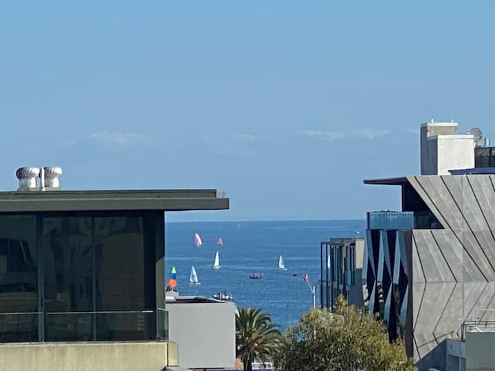 1 Bd Beach & City View Coastal Retreat - Melbourne