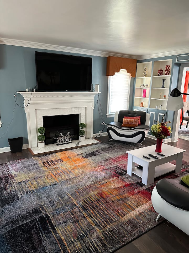 Modern Art-inspired Family Friendly Home - Fort Lee, VA