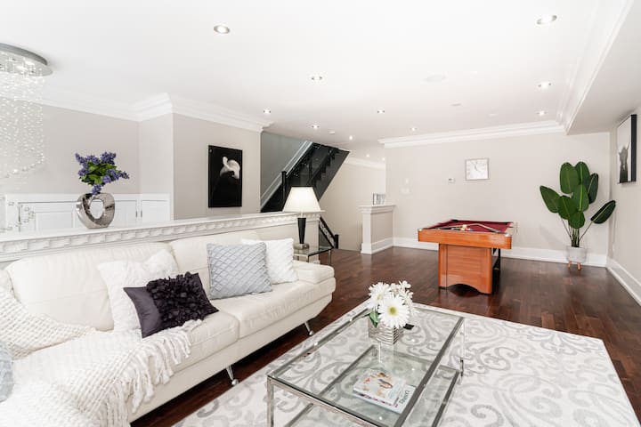 3br Danforth Home, Private Yard & Parking - Toronto