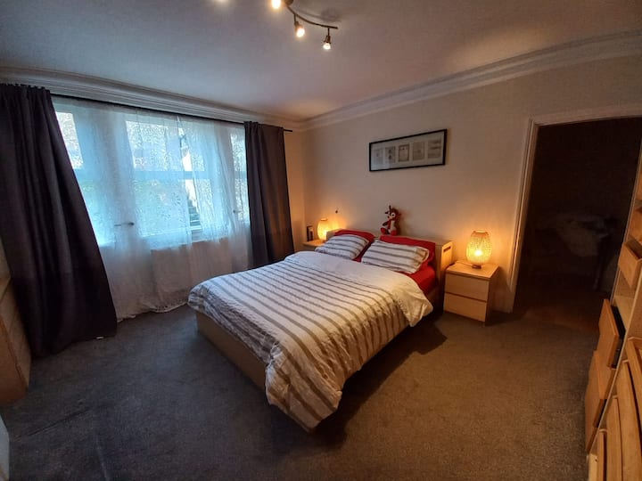 Queen Size Bed In A Large Airy Room. - Croydon