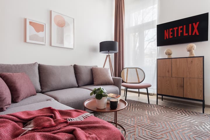 Cozy Living Near Vltava - Netflix - City Center - Prague