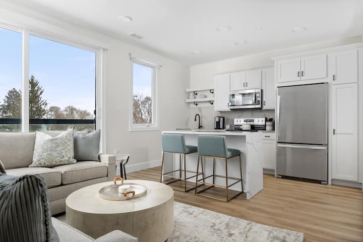 Luxurious Condo Close To Downtown Tc And Beach - Traverse City, MI