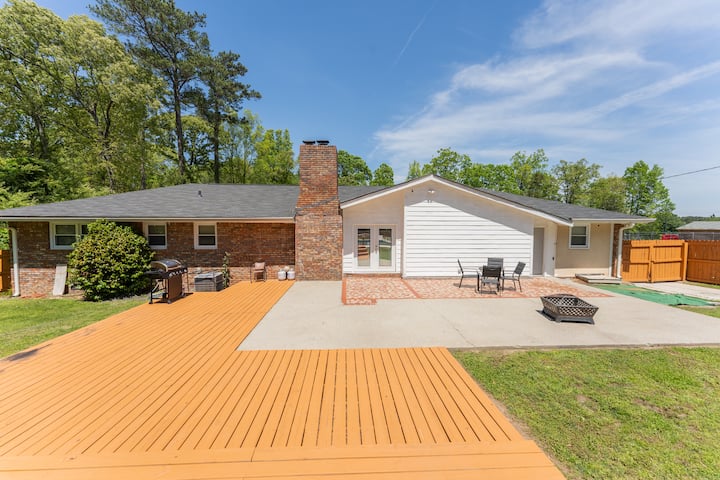 Charming Ranch Retreat• Pool•big Yard• 10 Min Arpt - Riverdale, GA